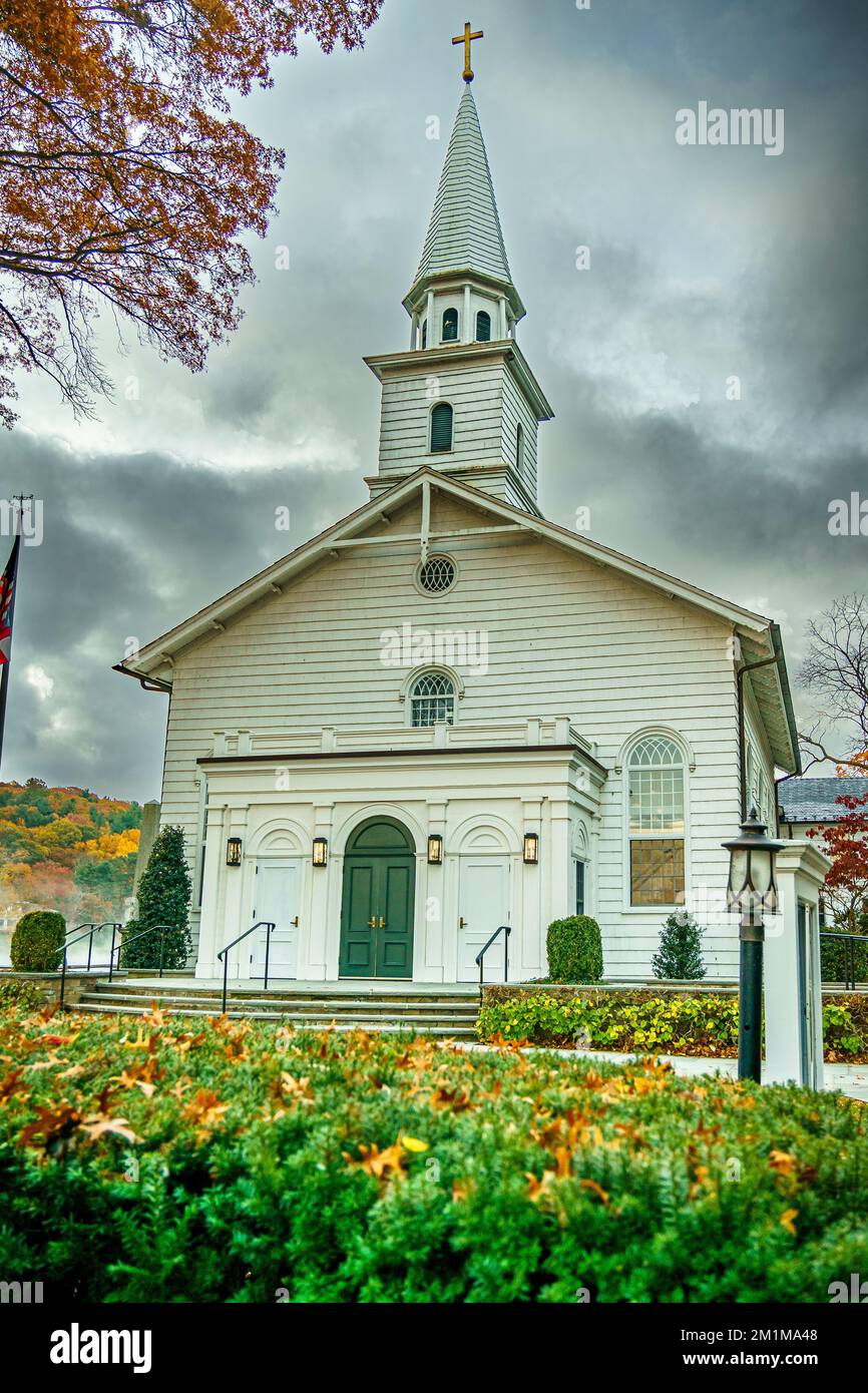 White church with a steeple hi-res stock photography and images - Alamy