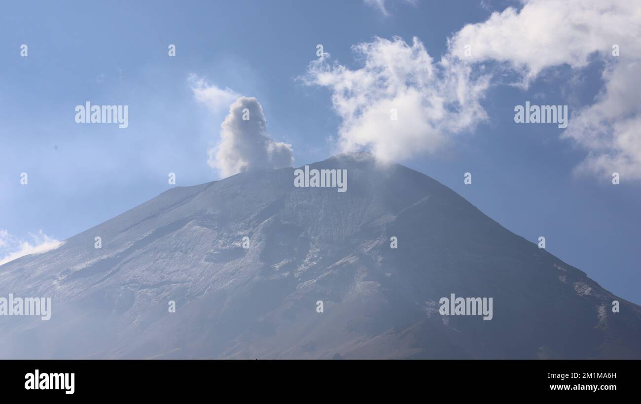 Mexicos Popocatepetl volcano with smoke Stock Photo - Alamy