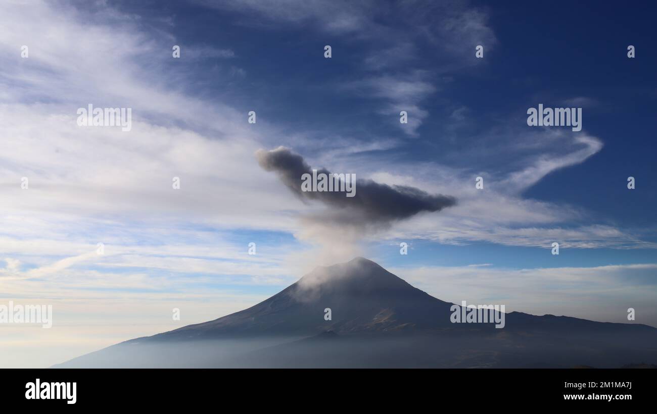 mexicos most active volcano near mexico city Stock Photo - Alamy