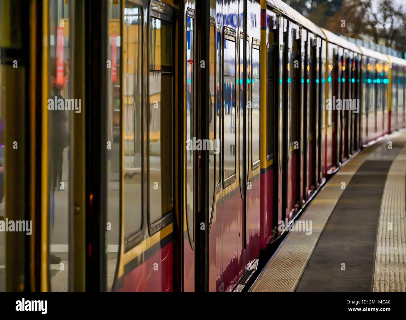 Reflections in train windows hi-res stock photography and images - Alamy