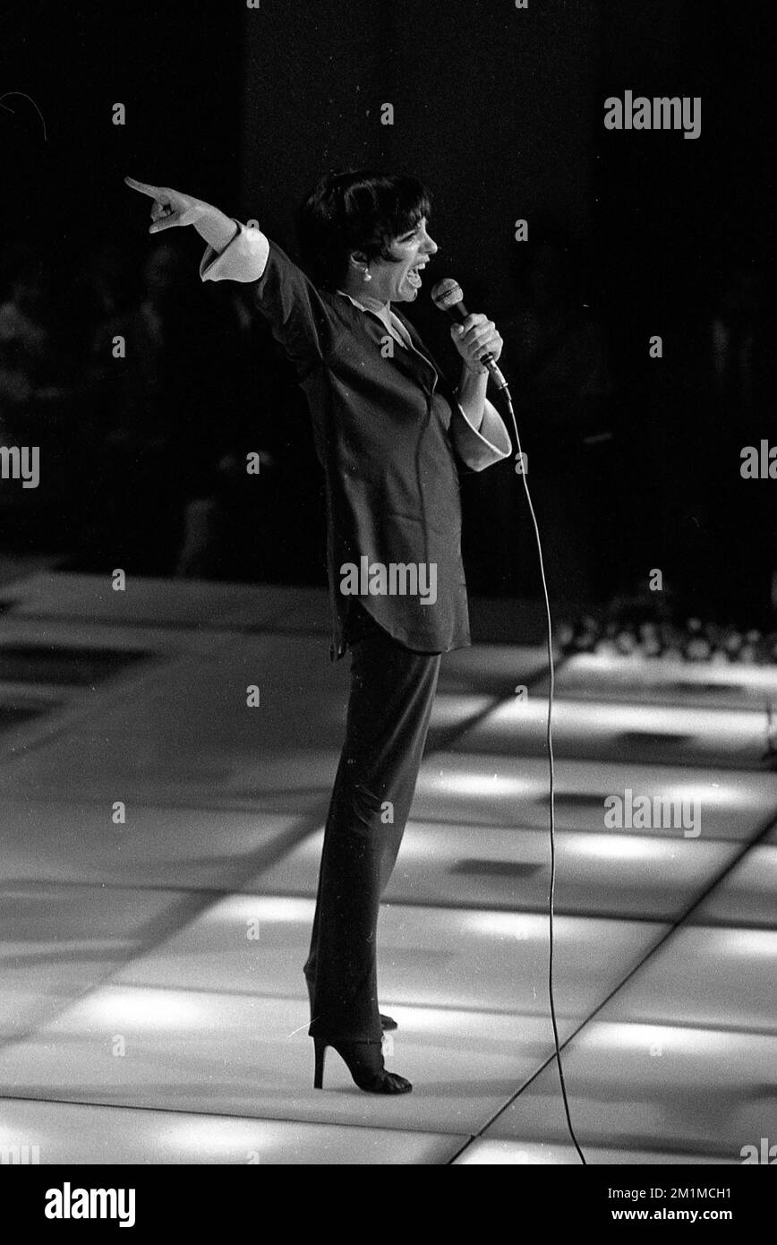Liza Minnelli, American singer, performs in Buenos Aires, Argentina ...
