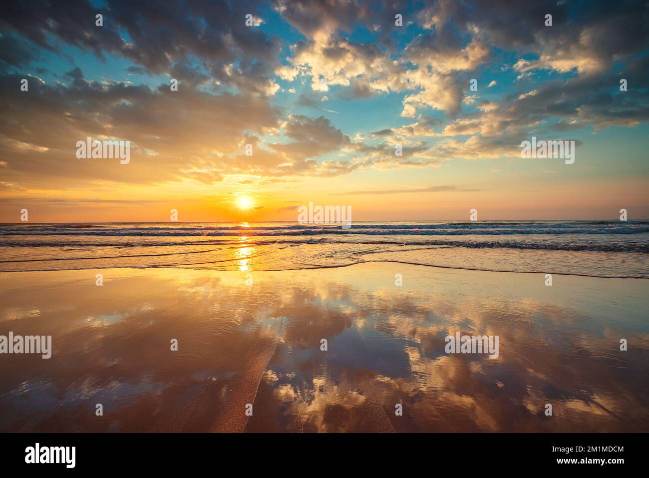 Beautiful cloudscape over the sea shore and island tropical beach ...