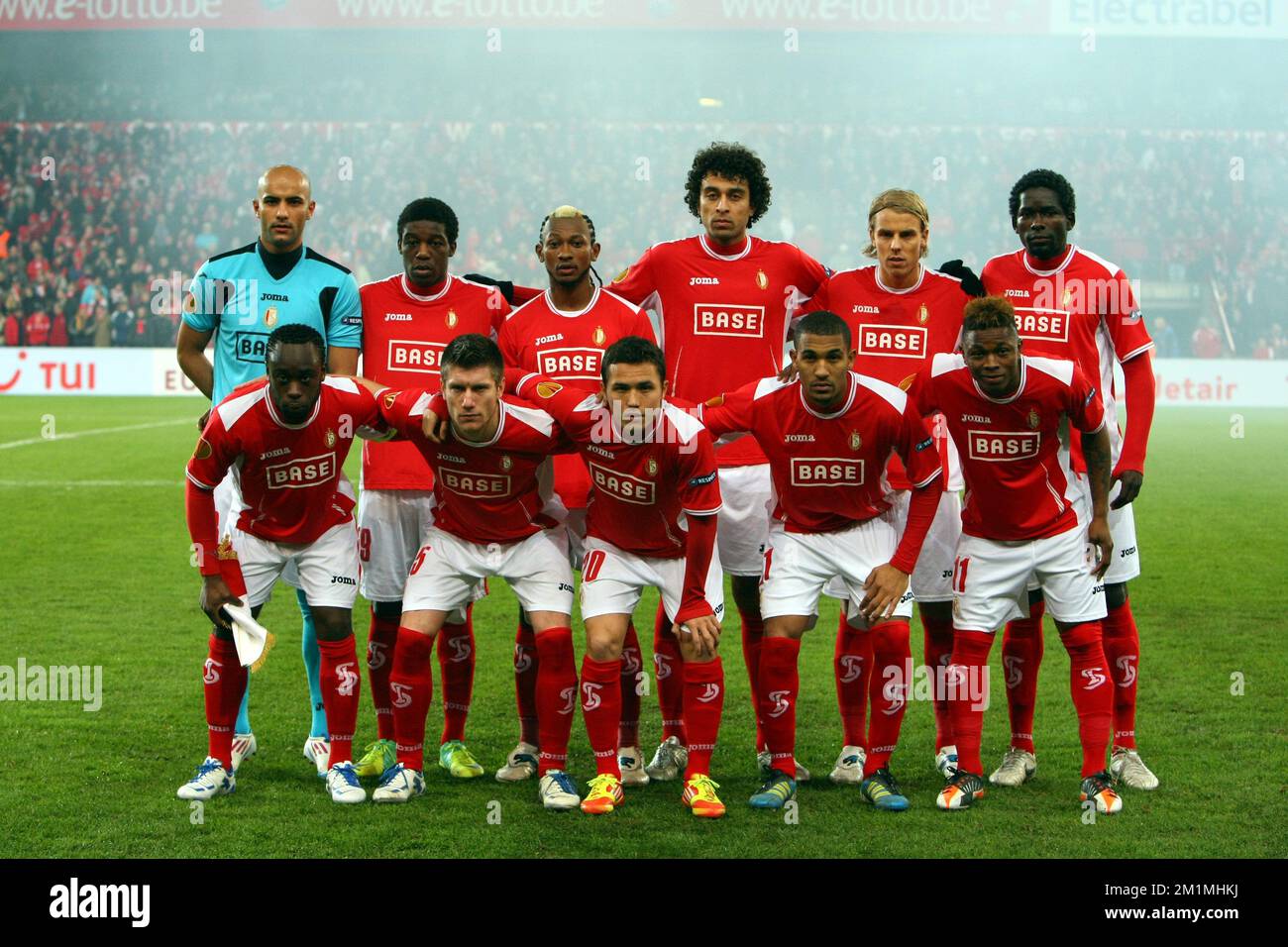 20111130 - LIEGE, BELGIUM: Standard's players at the start of the fifth ...