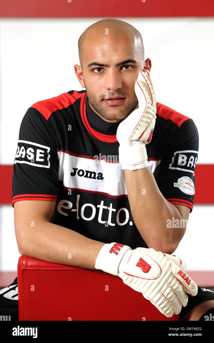 Standard liege goalkeeper hi-res stock photography and images - Alamy