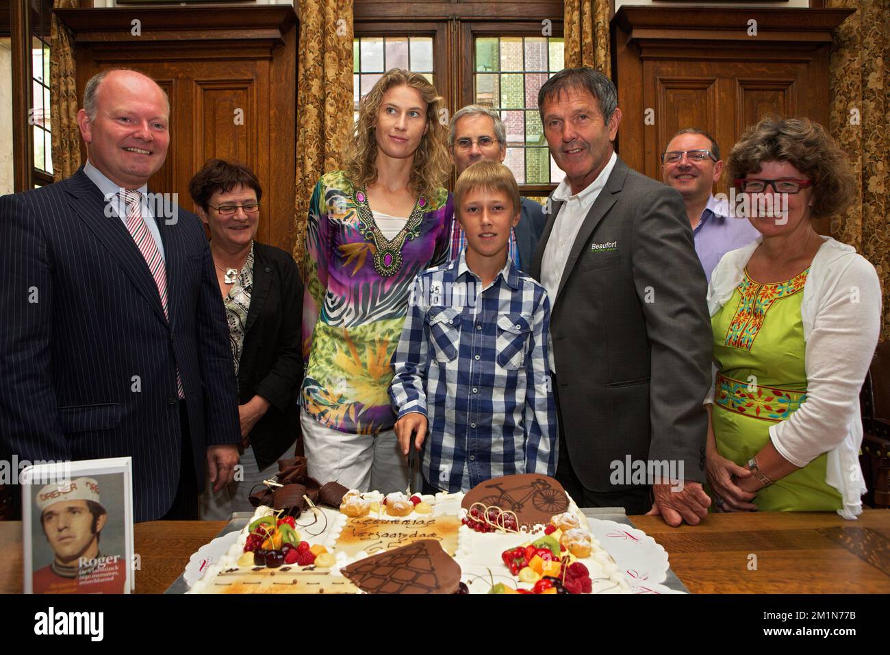 20120824 - EEKLO, BELGIUM: Mayor of Eeklo Koen Loete (L), Former ...
