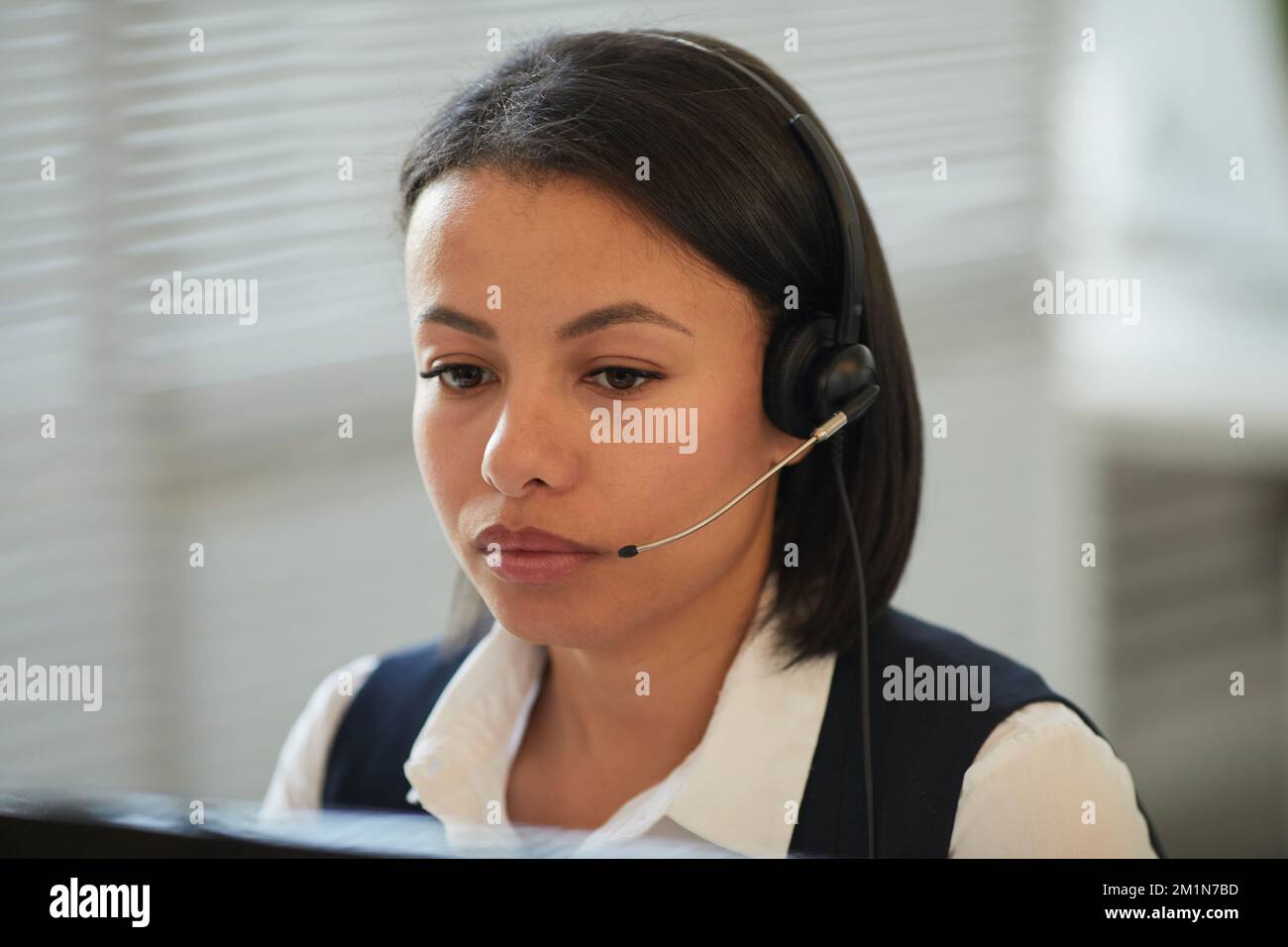 Stock market woman headset hi-res stock photography and images - Alamy