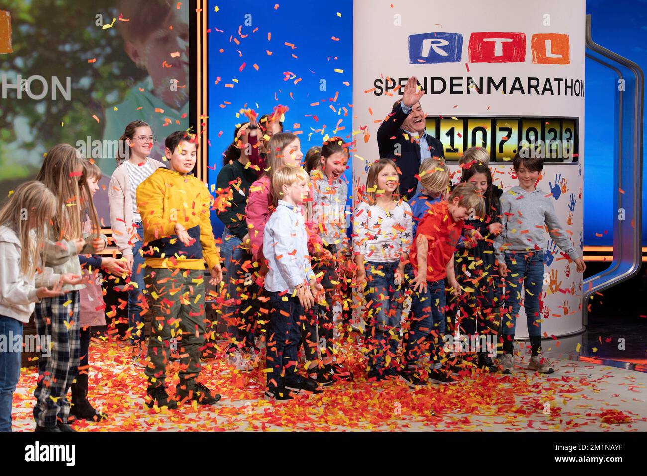 Moderator Wolfram KONS is happy with the children about the donation ...