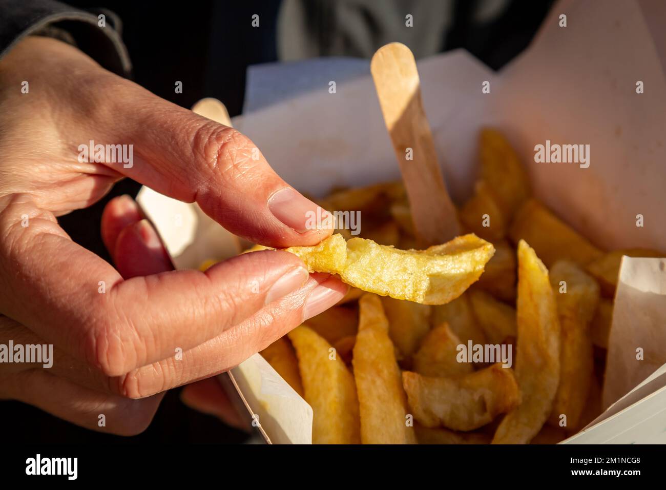 Fat man eating chips hi-res stock photography and images - Alamy