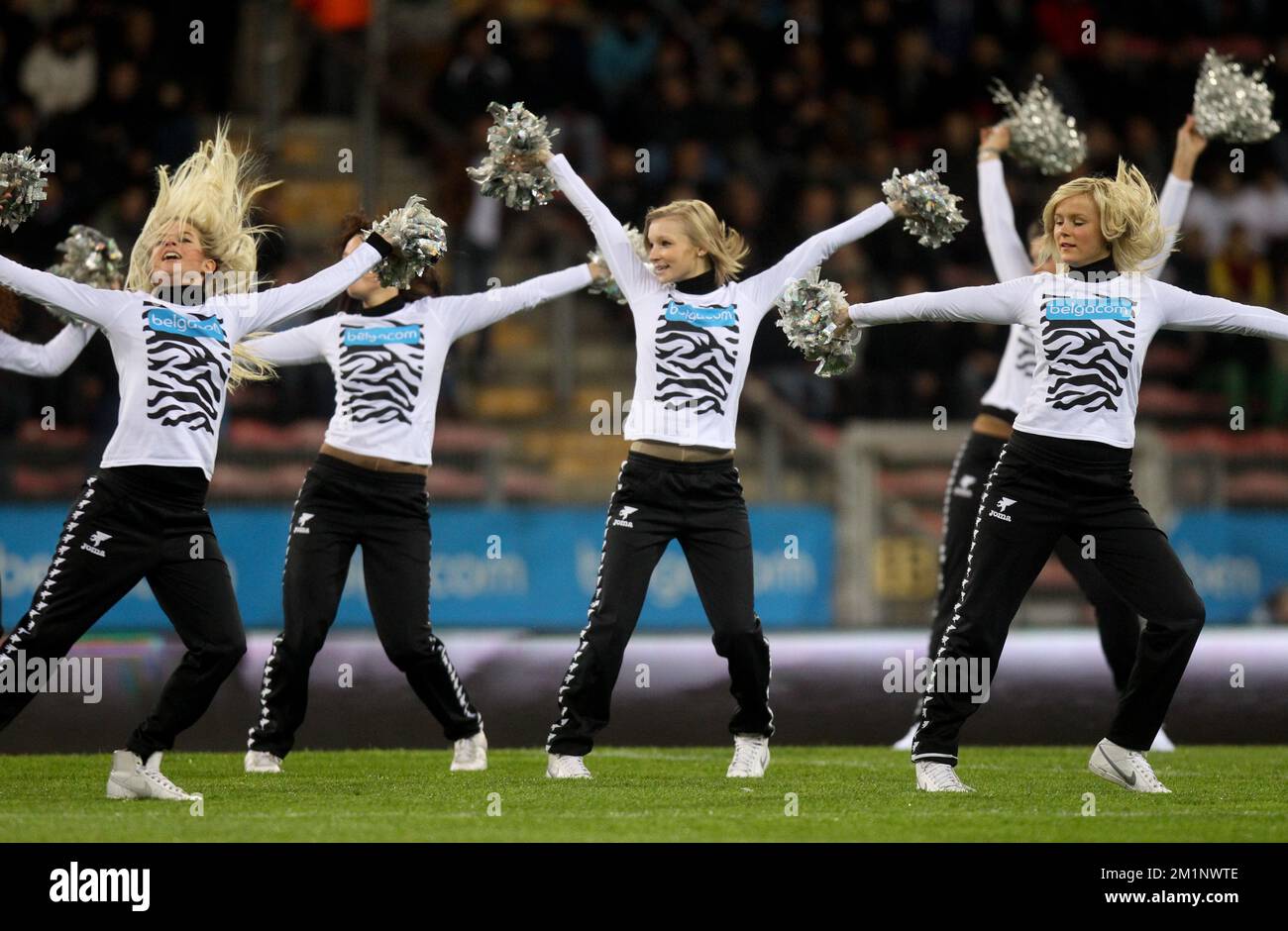 Soccer cheerleaders hi-res stock photography and images - Alamy