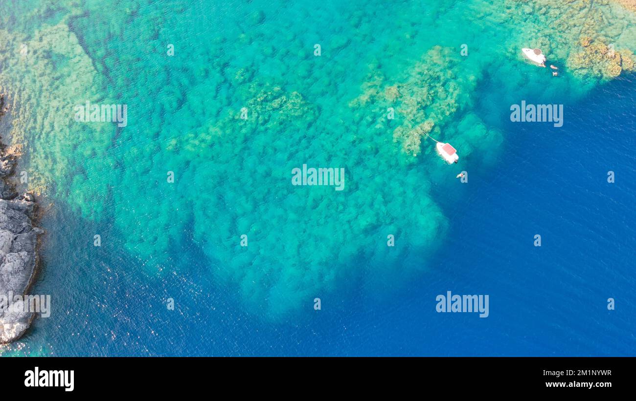 An aerial view of a boat sailing the blue ocean Stock Photo - Alamy