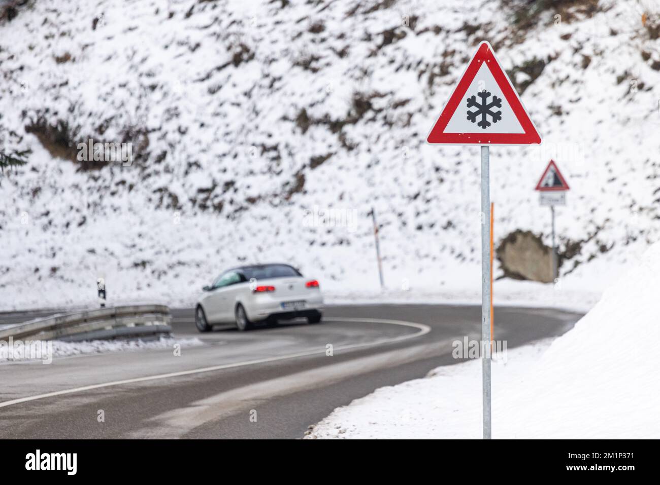 Freiburg, Germany. 13th Dec, 2022. A road sign 113 STVO ("Snow or ice ...
