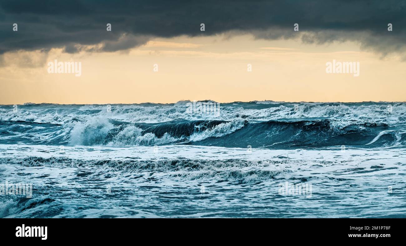 Storm sea waves with foam. Dramatic ocean landscape Stock Photo - Alamy