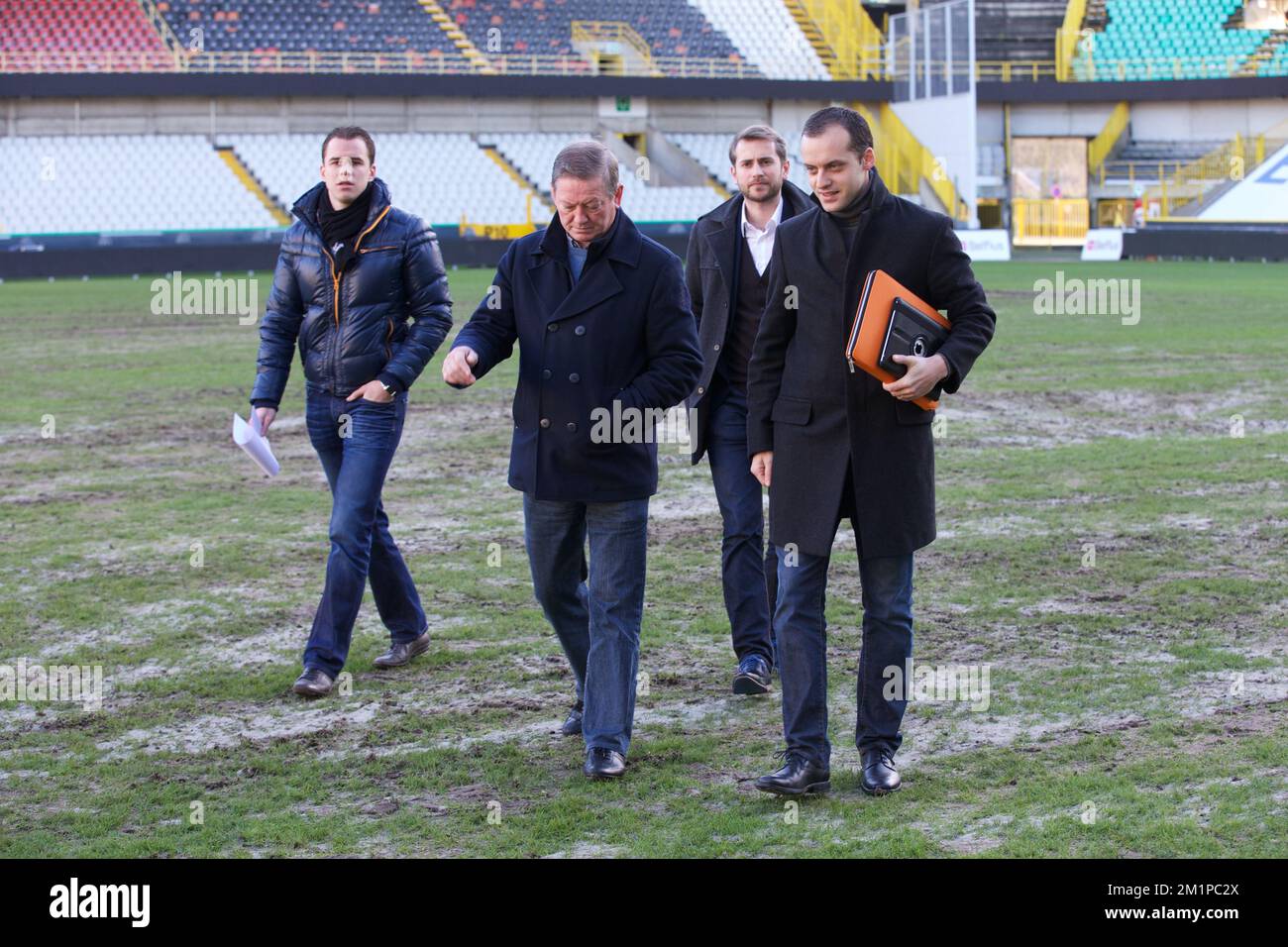 Referee does pitch inspection hi-res stock photography and images - Alamy