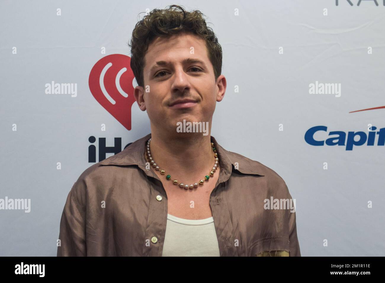 Charlie puth red carpet hi-res stock photography and images - Alamy