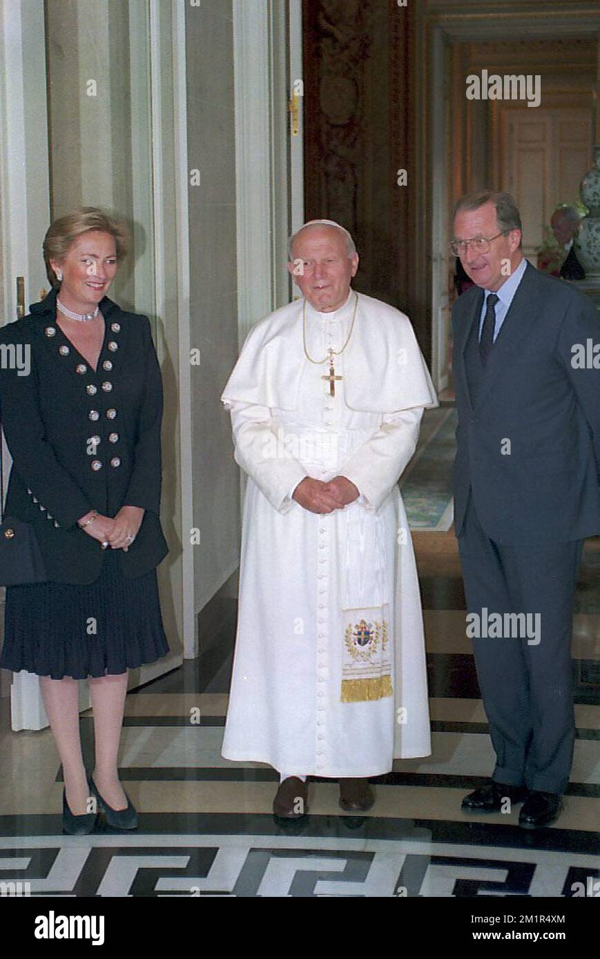 BRU004-03JUN95-BRUSSELS, BEL: Pope John Paul II is seen welcomed by ...