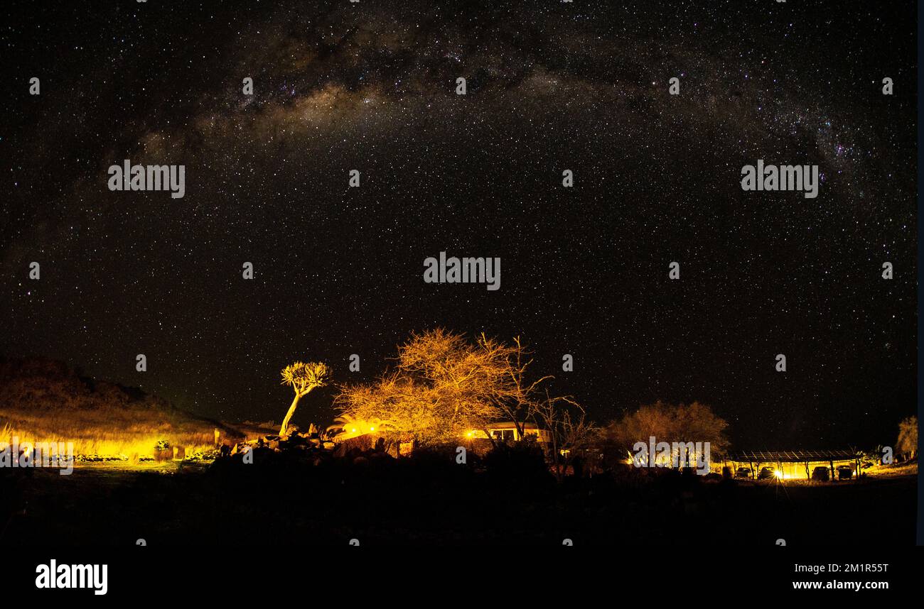Milky way over desert hi-res stock photography and images - Alamy