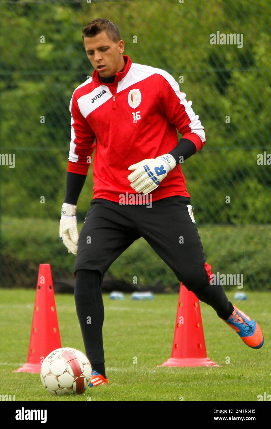 Standard's goalkeeper Anthony Moris pictured during a training session ...