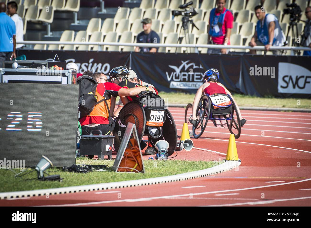 Belgian athlete Marieke Vervoort (L) leaves the race after she felt in ...