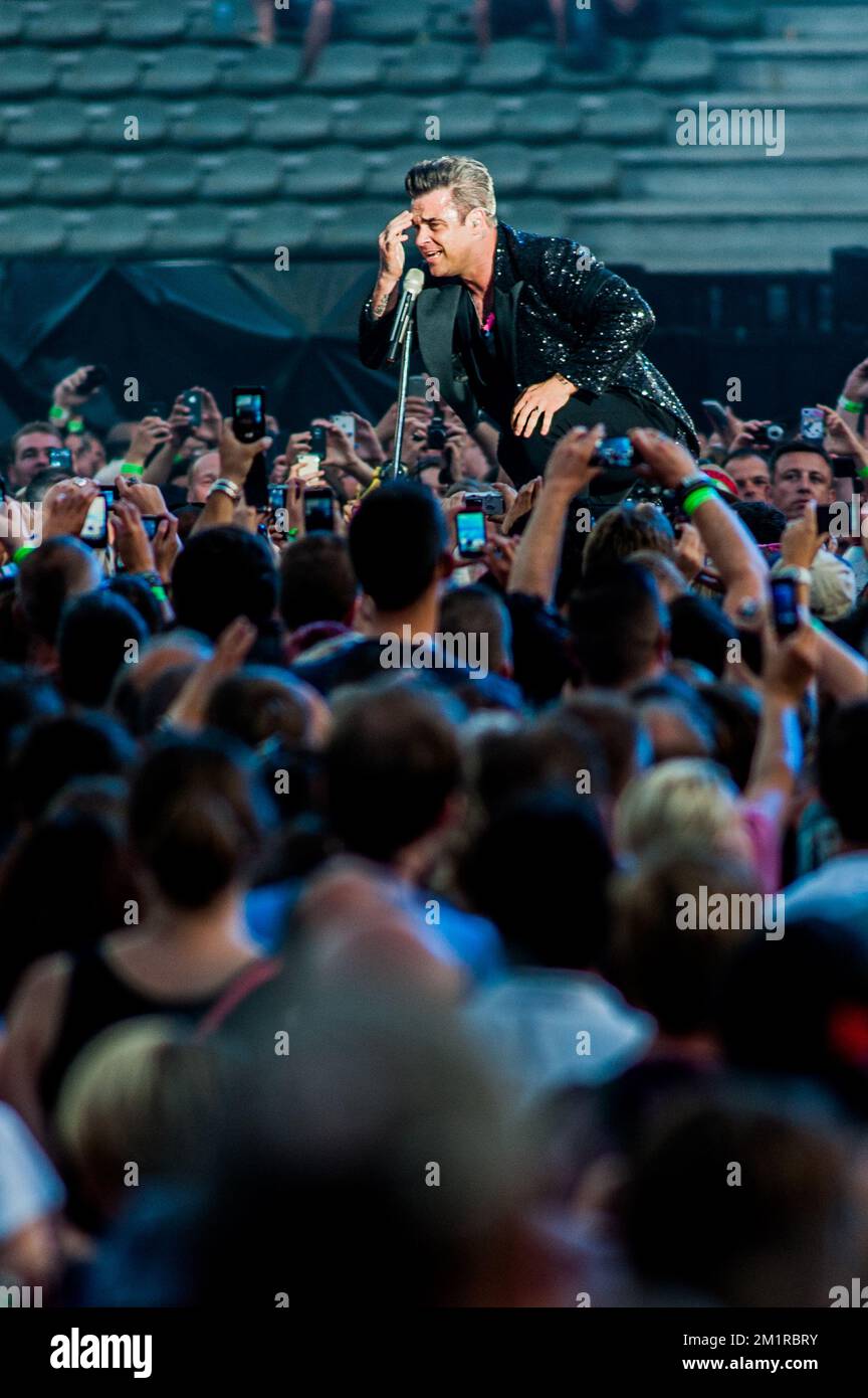 Take the crown robbie williams 2013 hi-res stock photography and images ...