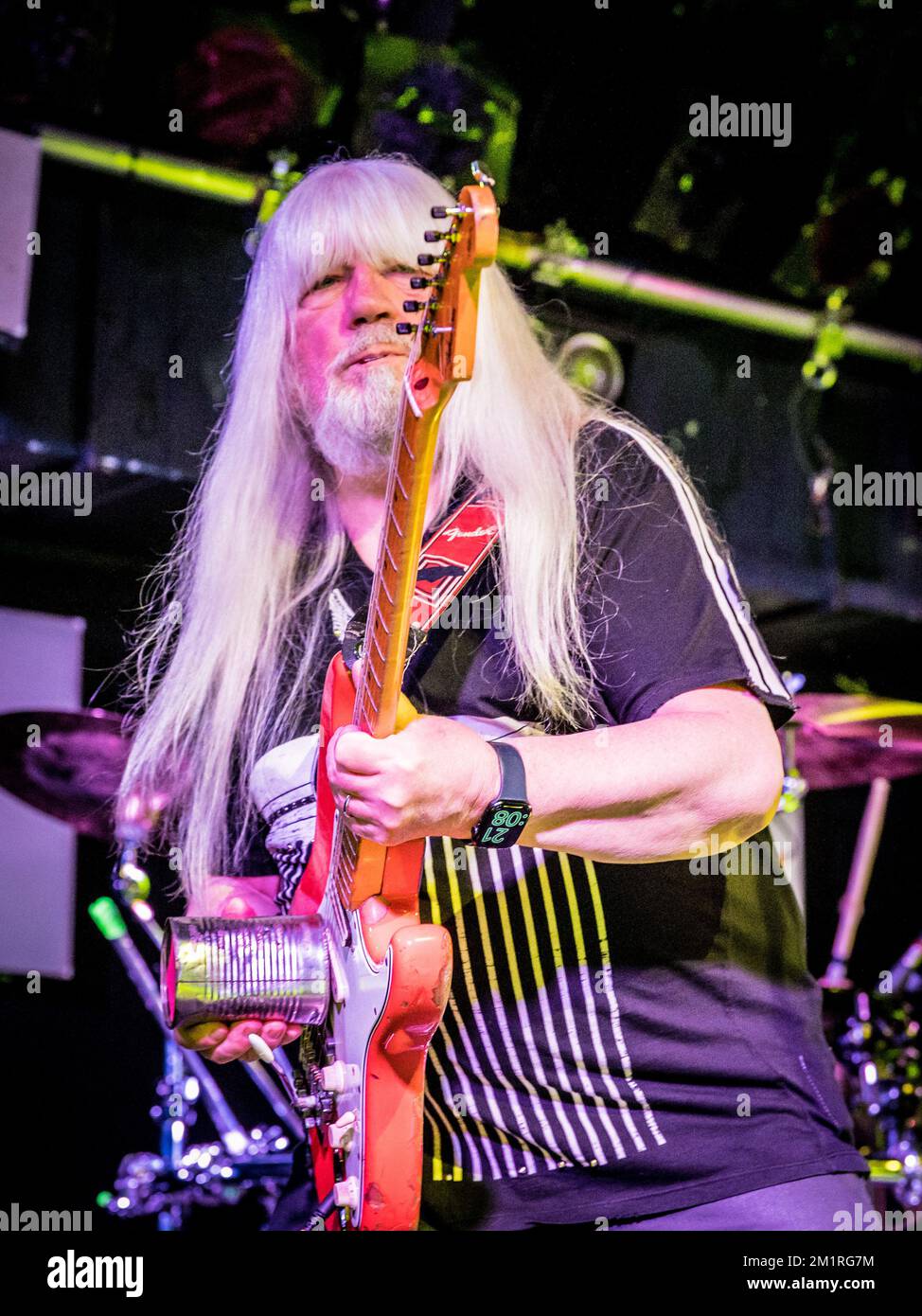 Andy Scott on guitar & vocals Stock Photo - Alamy