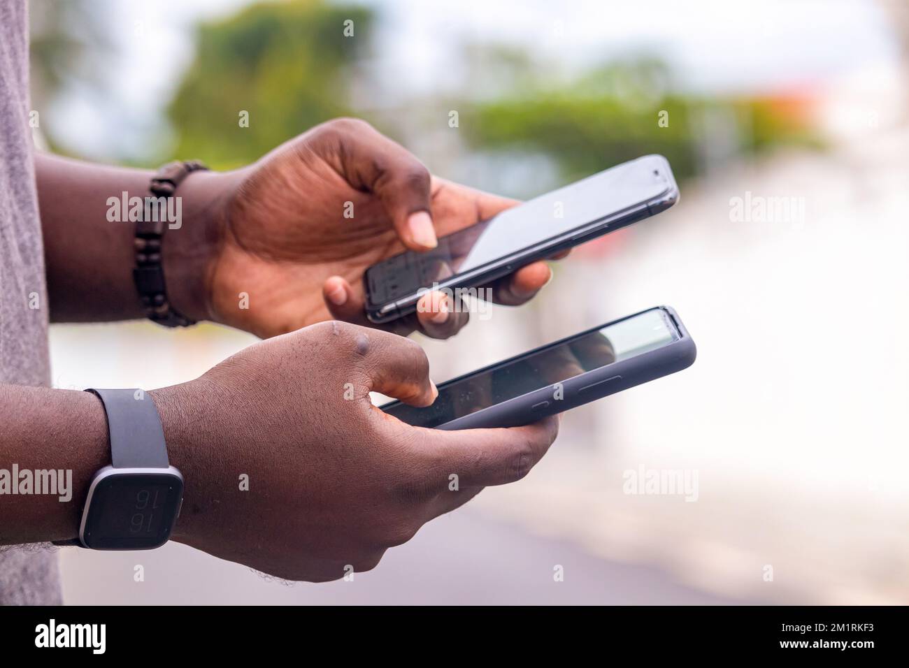 Phone screen in hand city black hi-res stock photography and images - Alamy