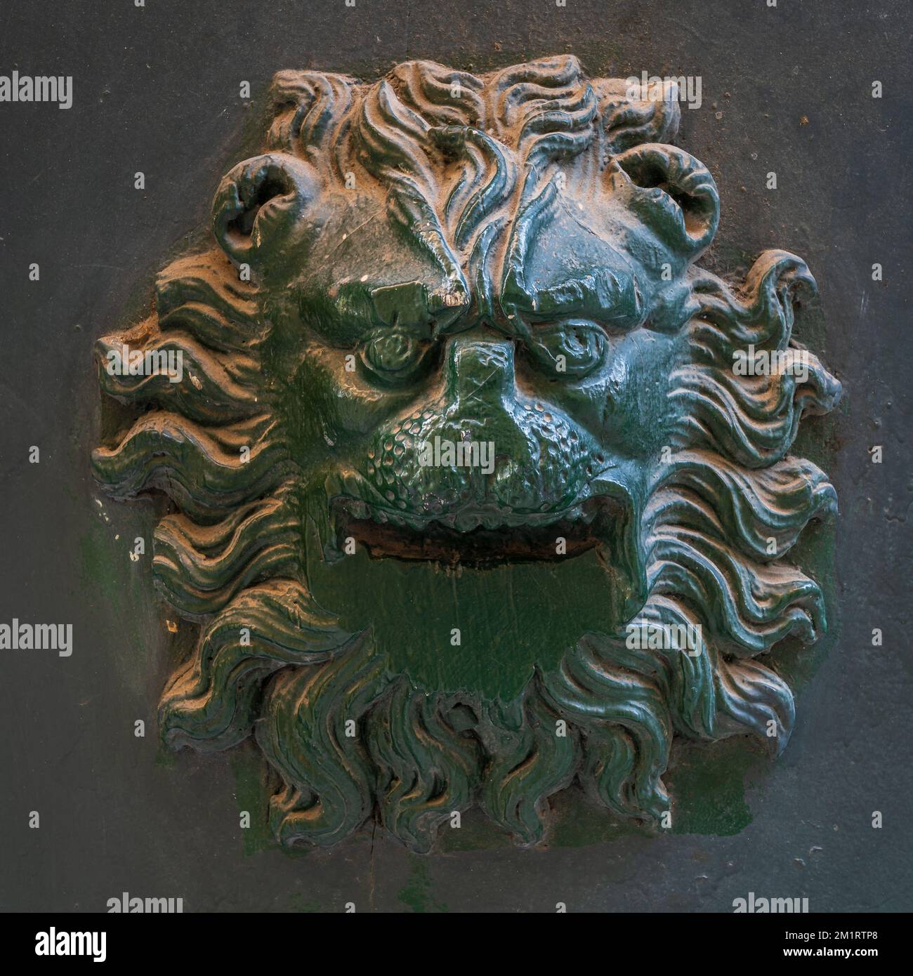 Carving art lion hi-res stock photography and images - Alamy