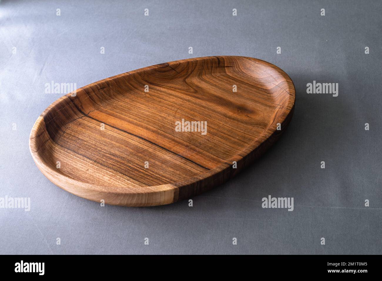 Handmade walnut round wooden pallet, wooden chopping board Empty pear ...