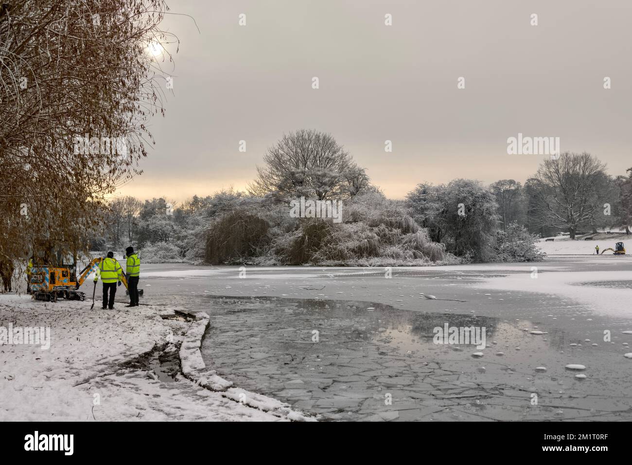 Workman using jcb hi-res stock photography and images - Alamy