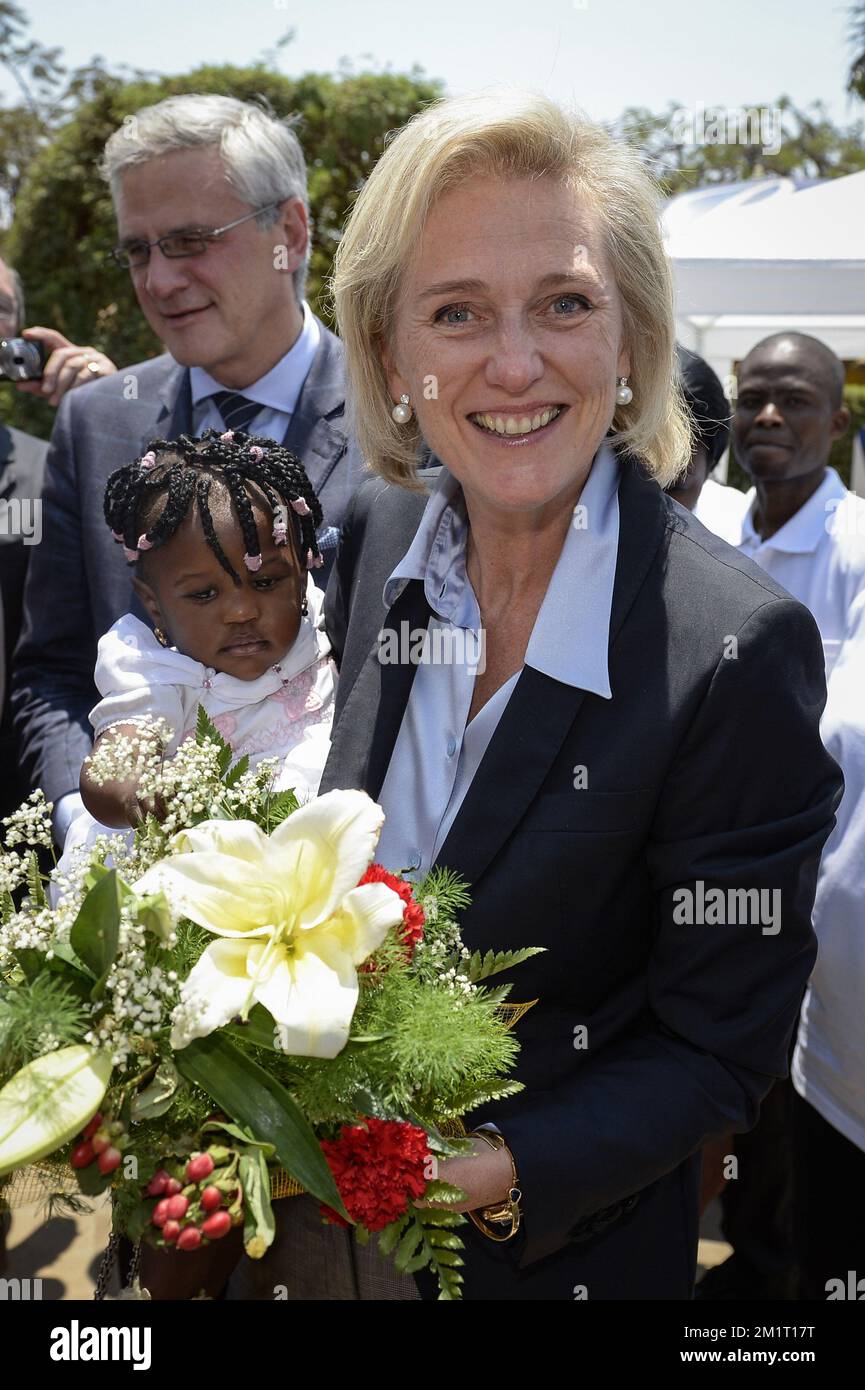 First president of angola hi-res stock photography and images - Alamy