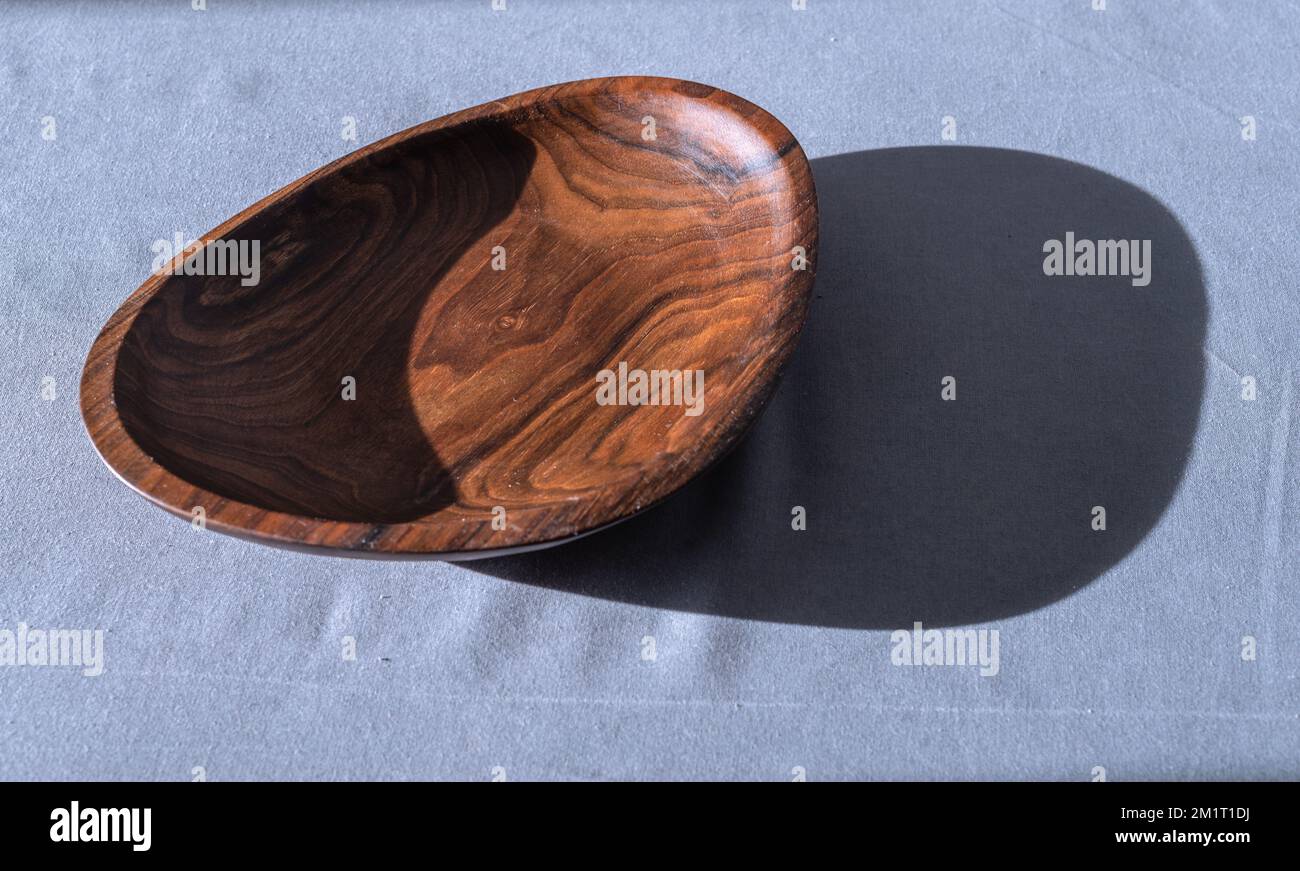 Handmade walnut round wooden pallet, wooden chopping board Empty pear ...