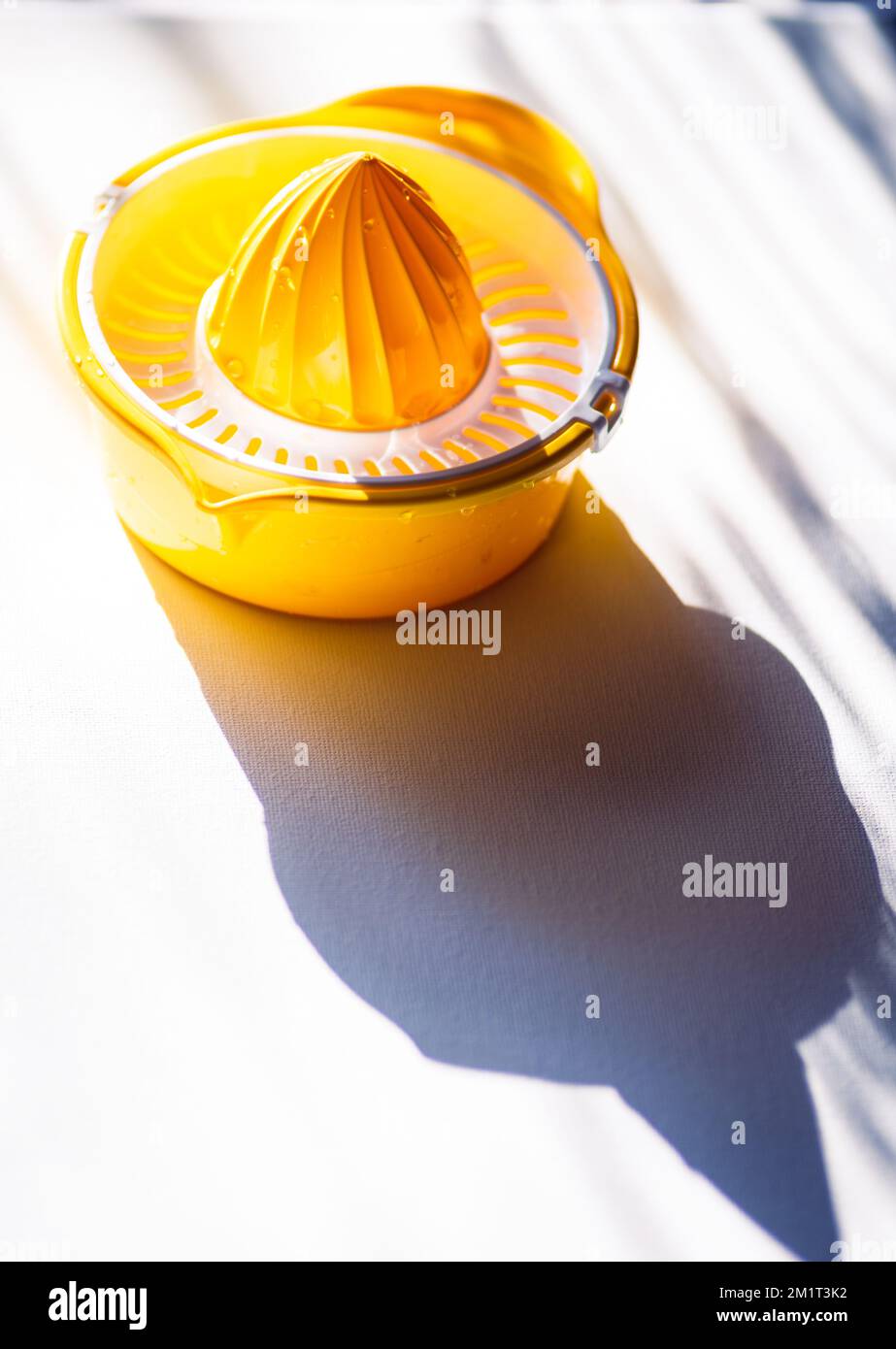 Hand squeeze lemons hi-res stock photography and images - Alamy