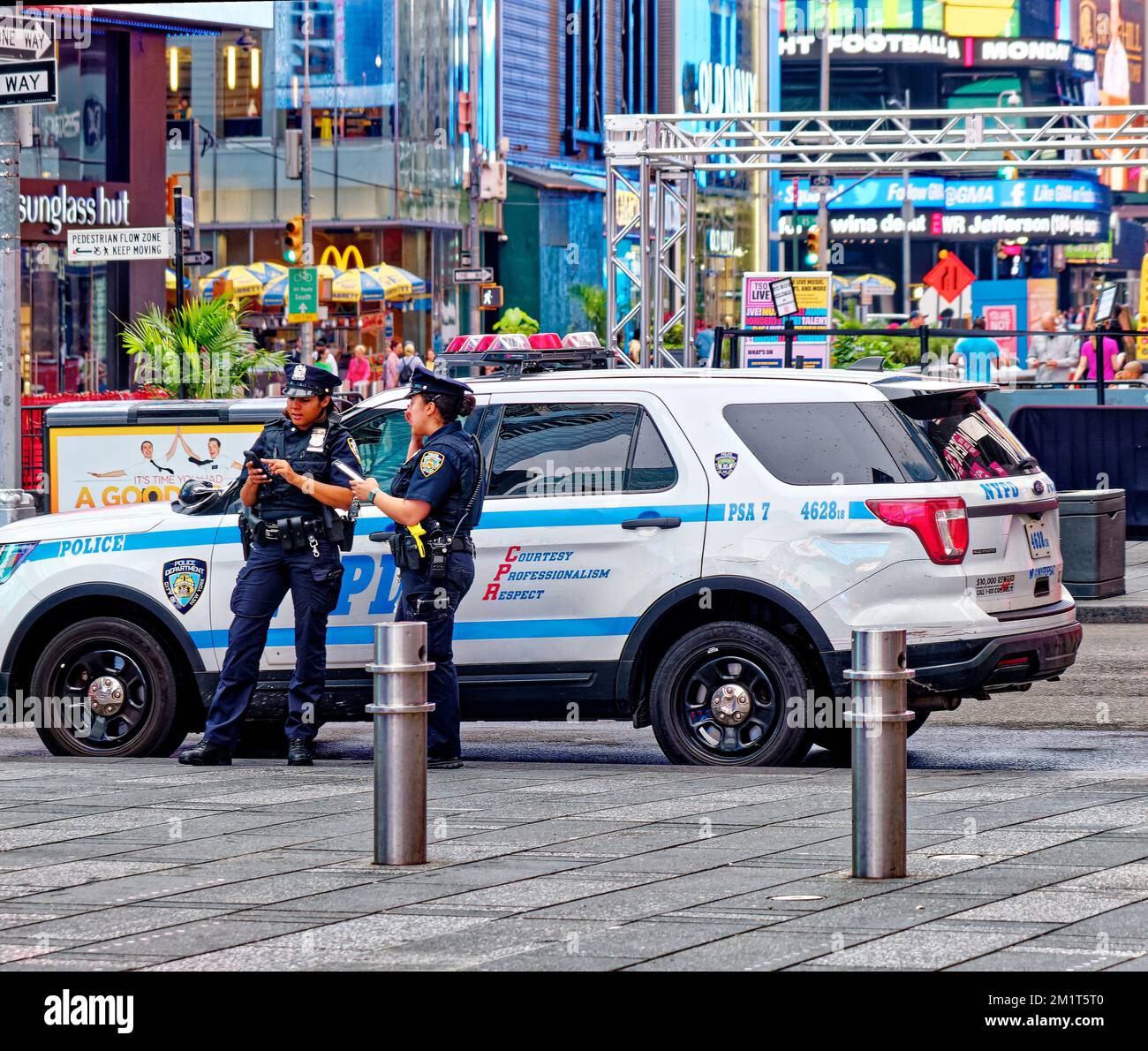 Two nypd officers hi-res stock photography and images - Alamy