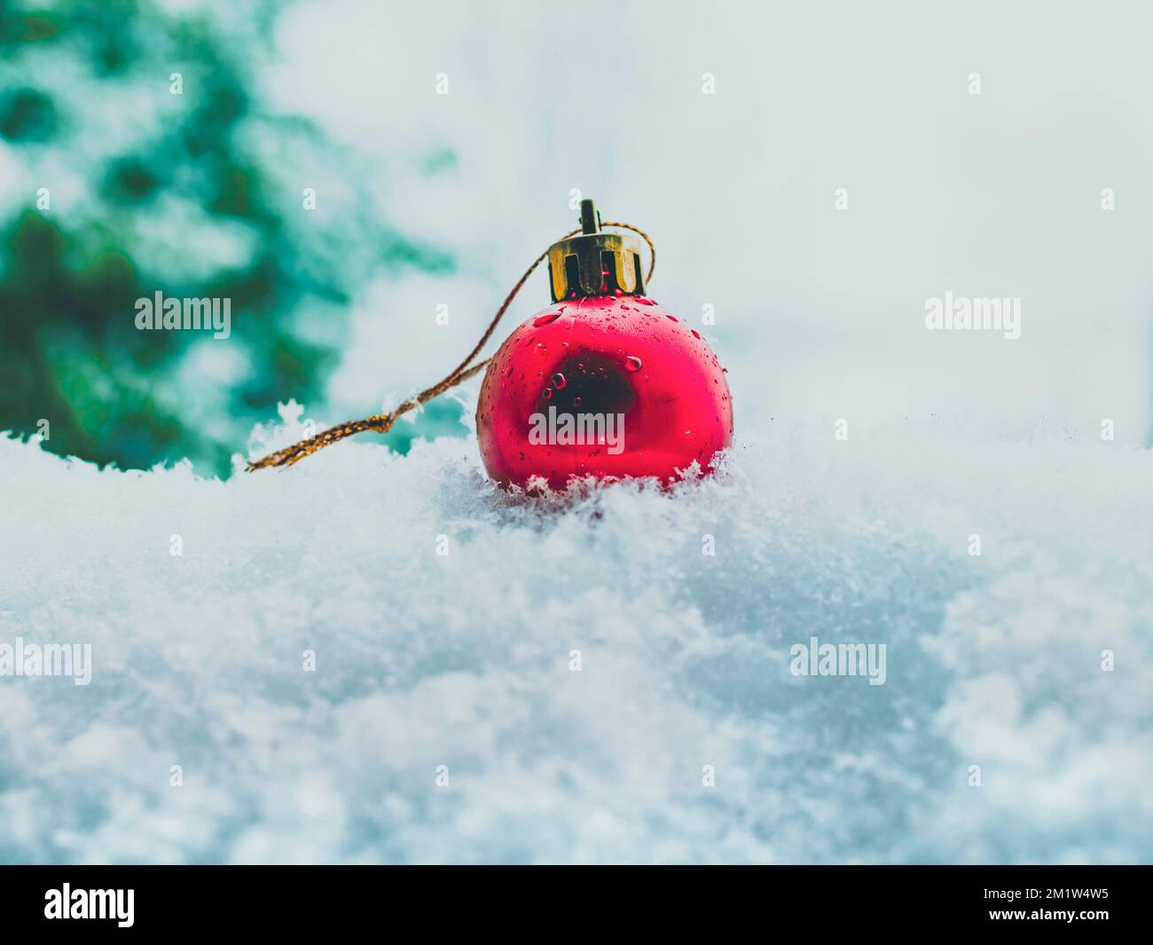 Christmas bauble in the snow, single red bauble Stock Photo - Alamy