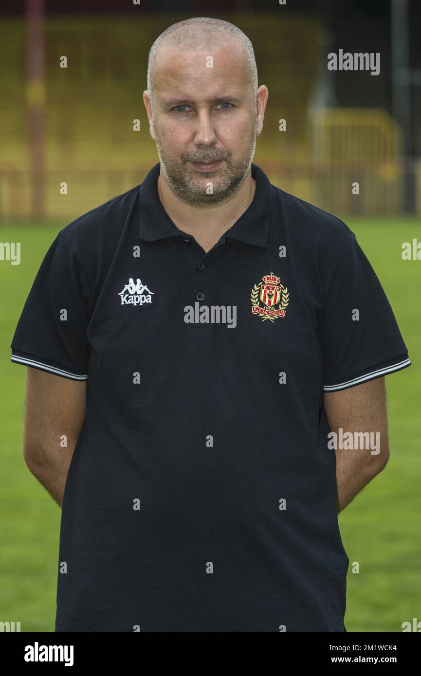 Football top half photographer photo hi-res stock photography and ...