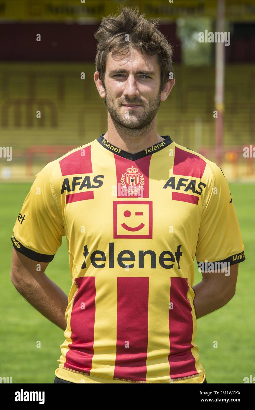 Football top half photographer photo hi-res stock photography and ...