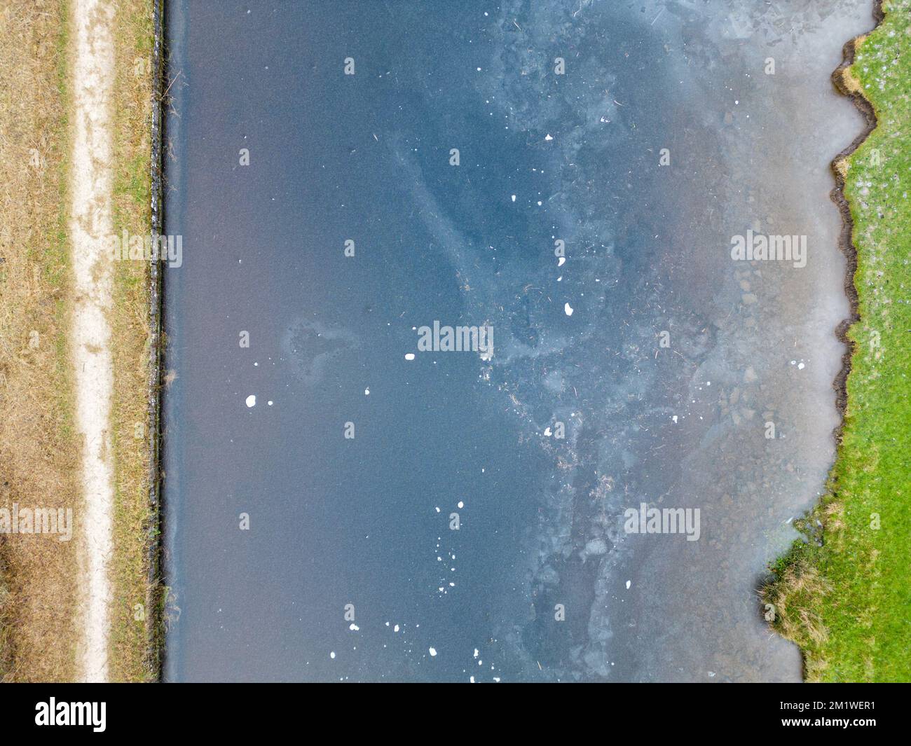 Leeds and liverpool canal snow hi-res stock photography and images - Alamy