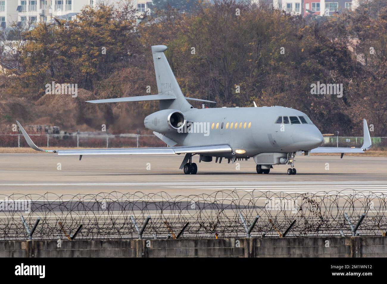 Falcon 2000 korea hi-res stock photography and images - Alamy