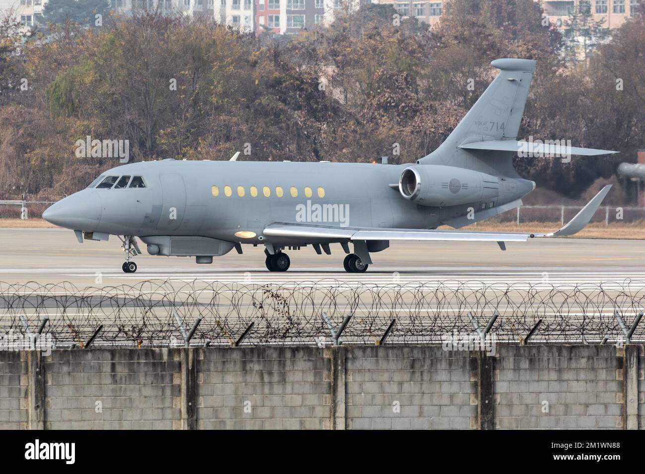 Falcon 2000 korea hi-res stock photography and images - Alamy