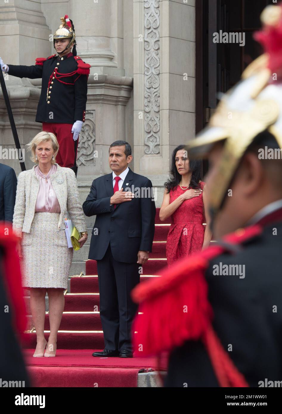20141023 - LIMA, PERU: Peruvian President Ollanta Humala (C) receives ...