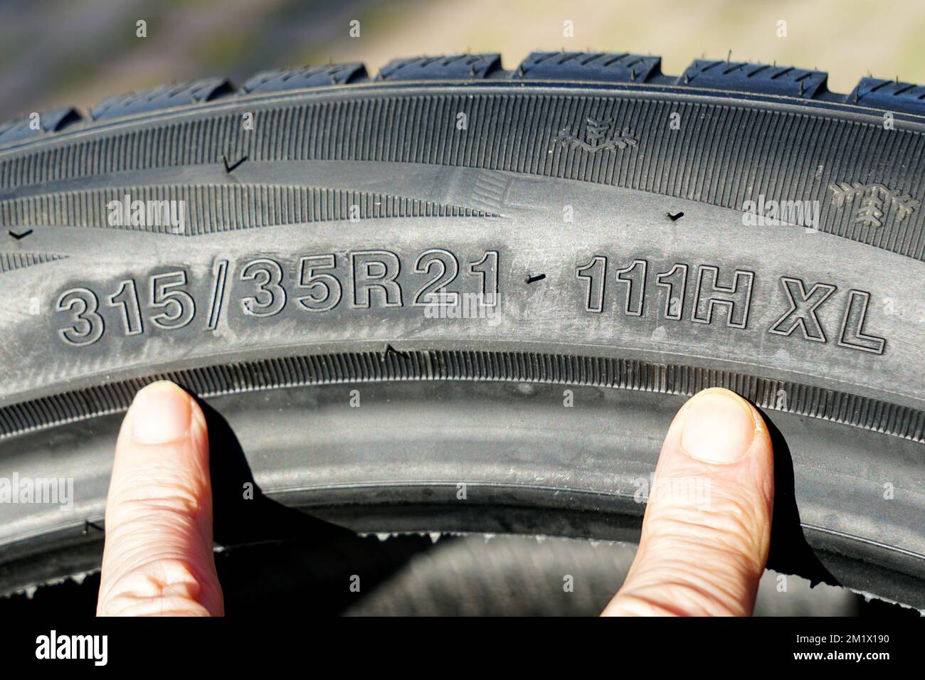 Side view of new tire with tire width, height and wheel diameter ...