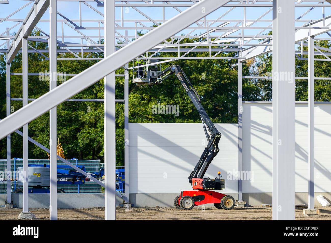 New building steel framework assembly using self propelled lift ...