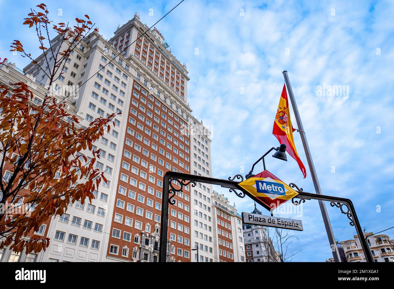 Metro sign plaza de hi-res stock photography and images - Alamy