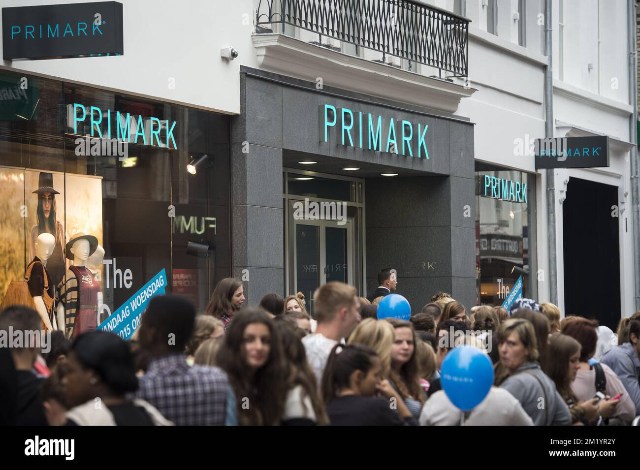 Queue behind hi-res stock photography and images - Alamy