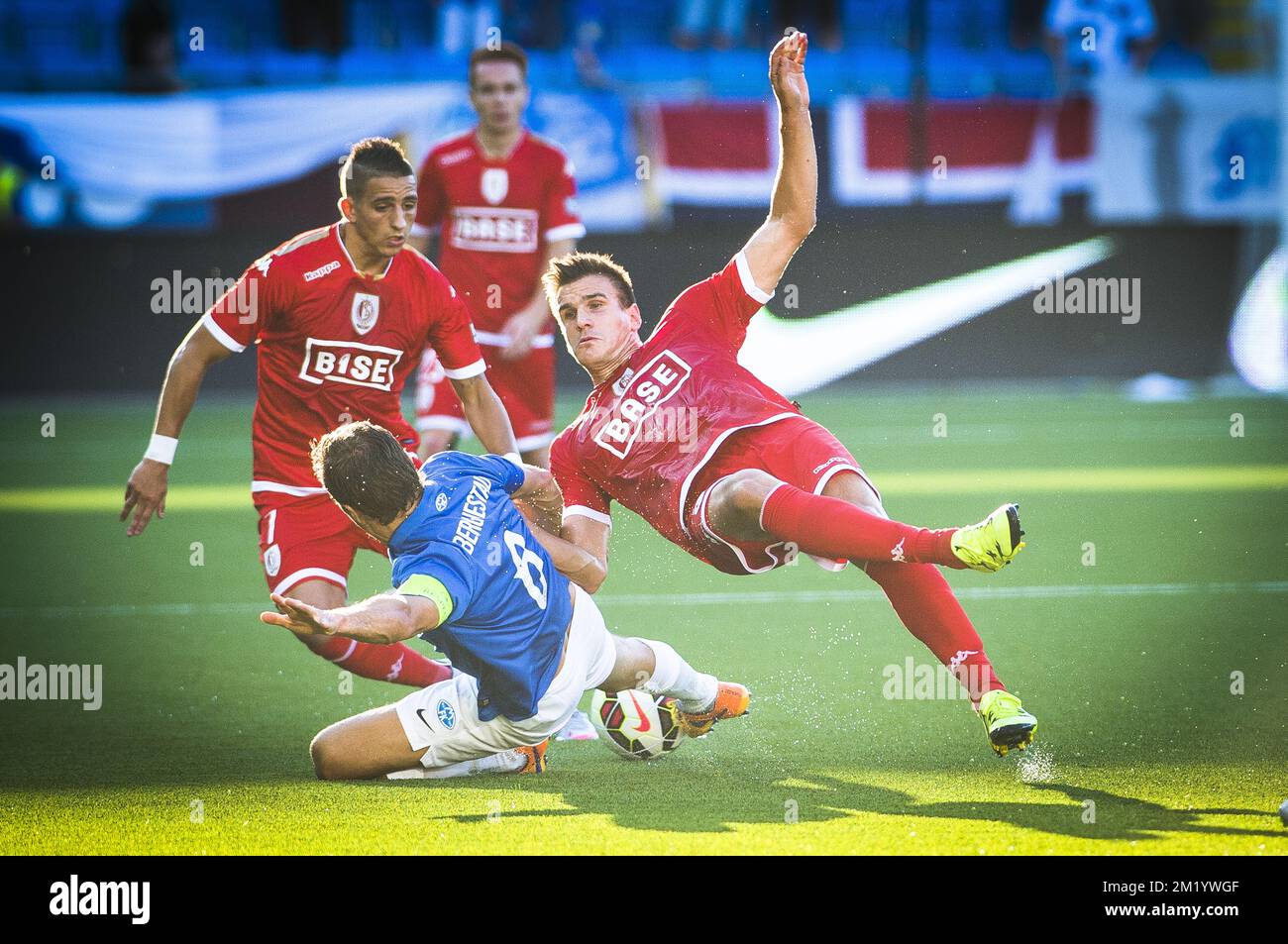 Standard's Anthony Knockaert, Molde's Daniel Berg Hestad and Standard's ...