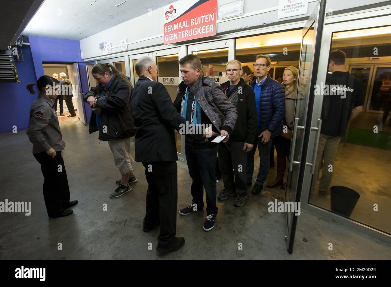 Security frisk hi-res stock photography and images - Alamy