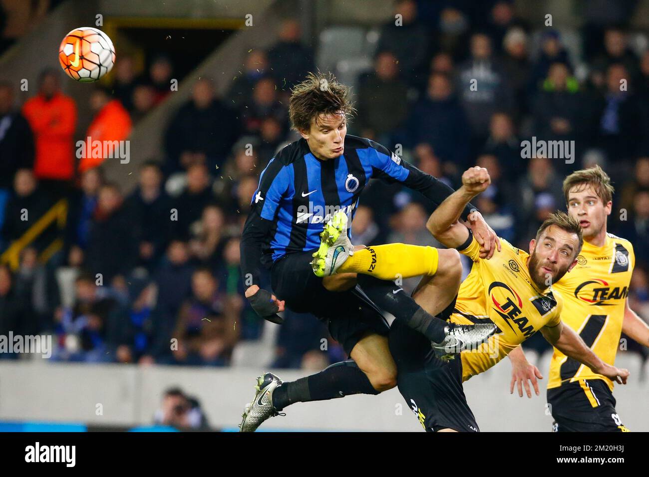 20151203 - BRUGGE, BELGIUM: Club's Jelle Vossen and Lokeren's Mijat ...