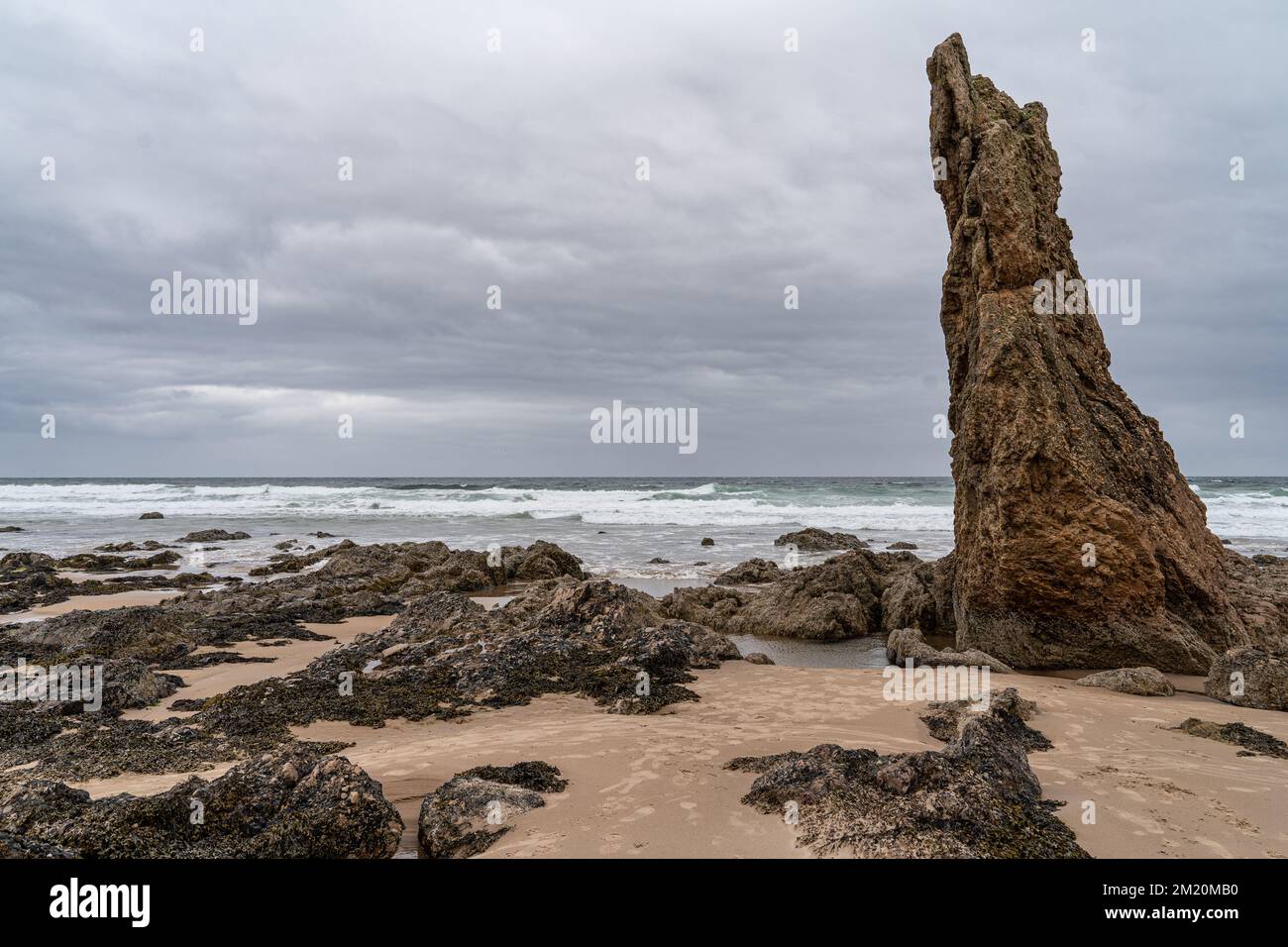 Scotland cullen aberdeenshire beach hi-res stock photography and images ...
