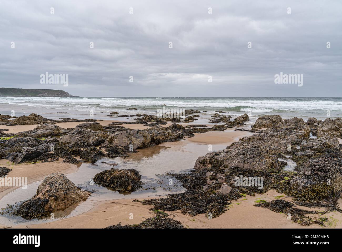 Scotland cullen aberdeenshire beach hi-res stock photography and images ...