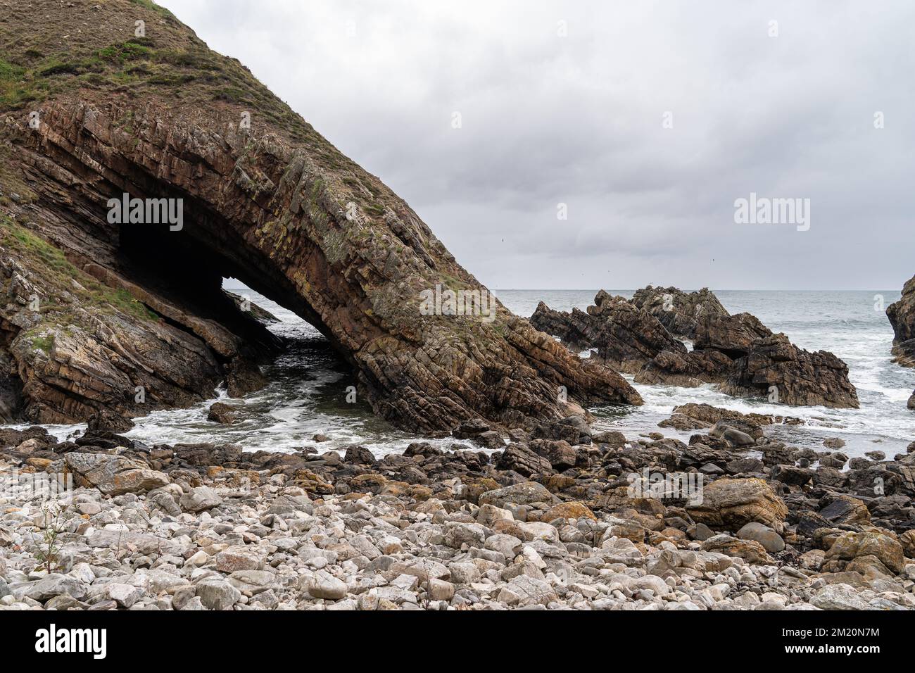 cullen beach arch Stock Photo - Alamy