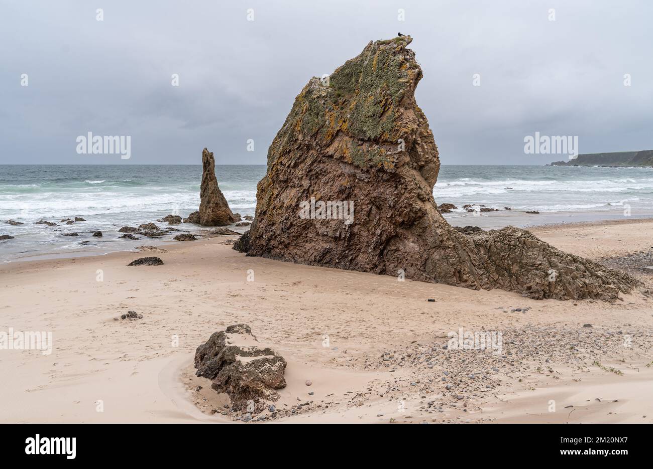 Scotland cullen aberdeenshire beach hi-res stock photography and images ...